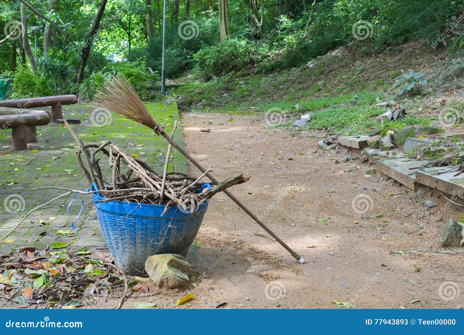 Gabage Bin Royalty-Free Stock Photo | CartoonDealer.com #35662827