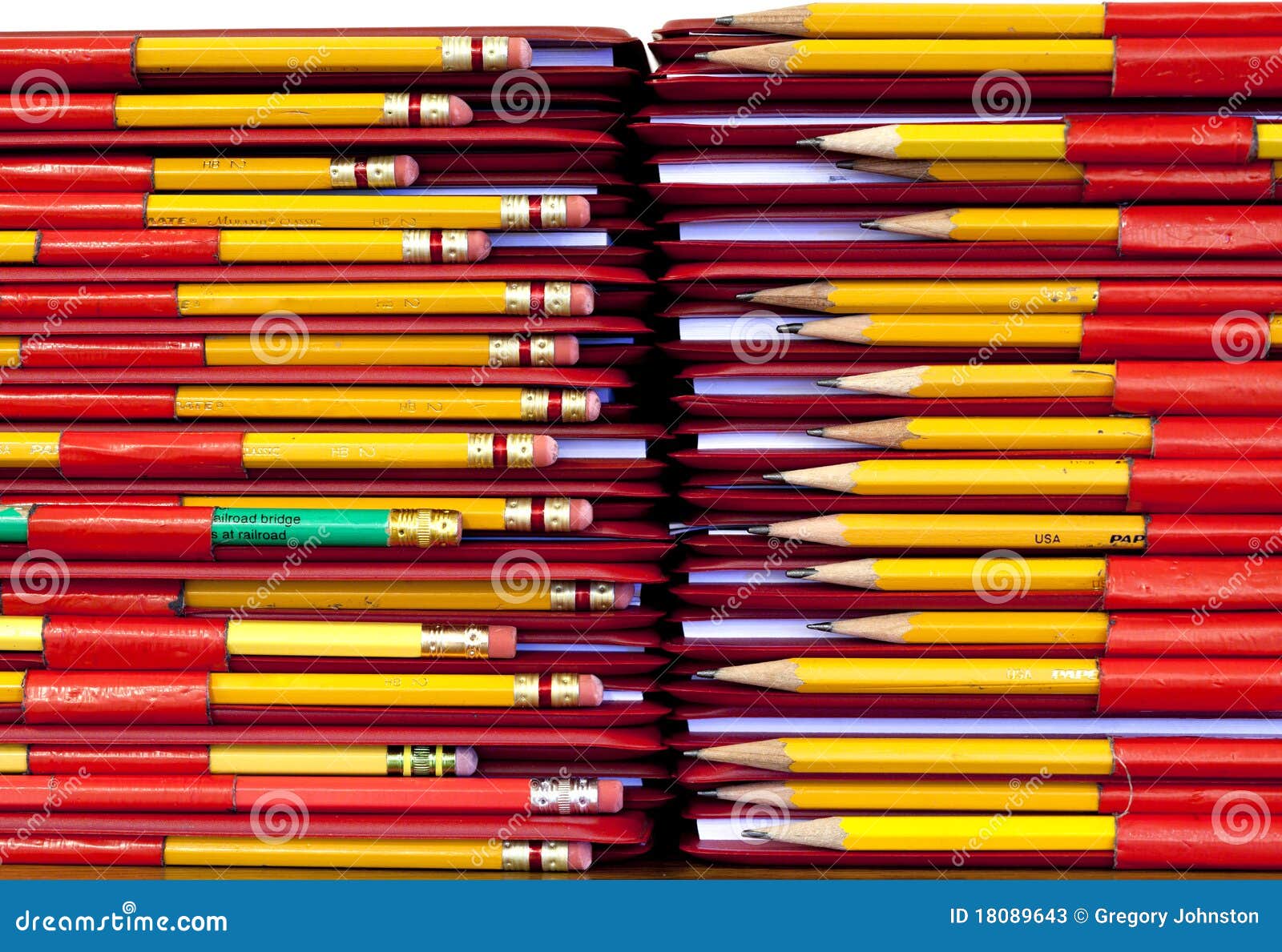 Piles De Cahiers Et De Crayons. Image stock - Image du avance, gomme ...