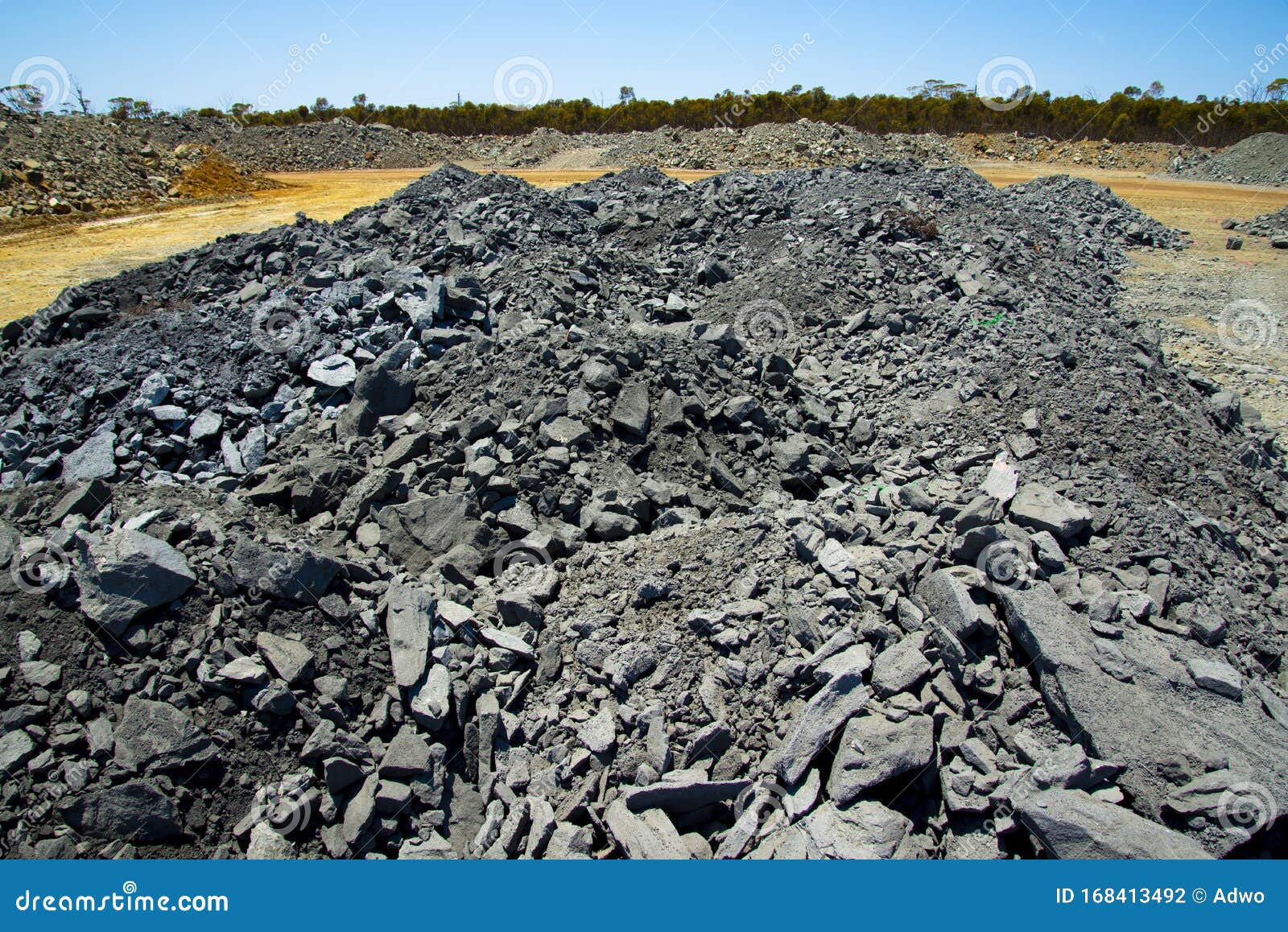 Piles de Ore foto de stock. Imagem de esmagado, fundo - 168413492