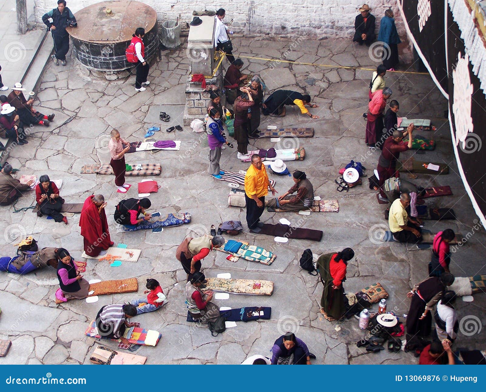 Pilgrim in lhasa editorial photo. Image of heritage, buddhist - 13069876