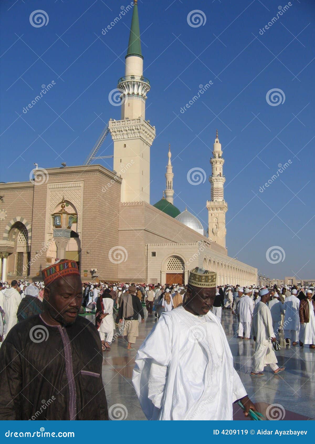 Pilgrims in Medina editorial stock image. Image of palmer - 4209119