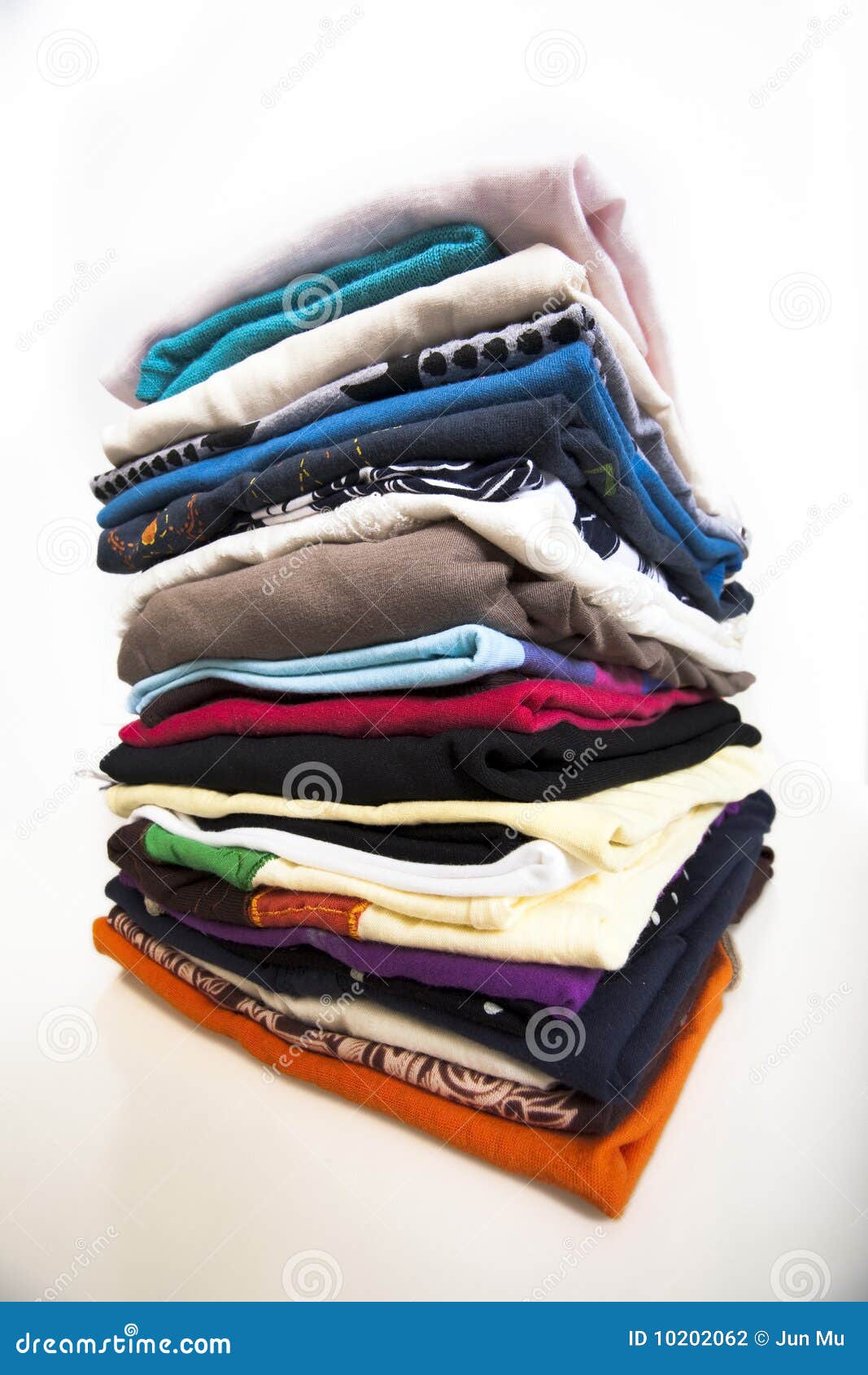 Pilha da roupa isolada foto de stock. Imagem de dobrado - 10202062