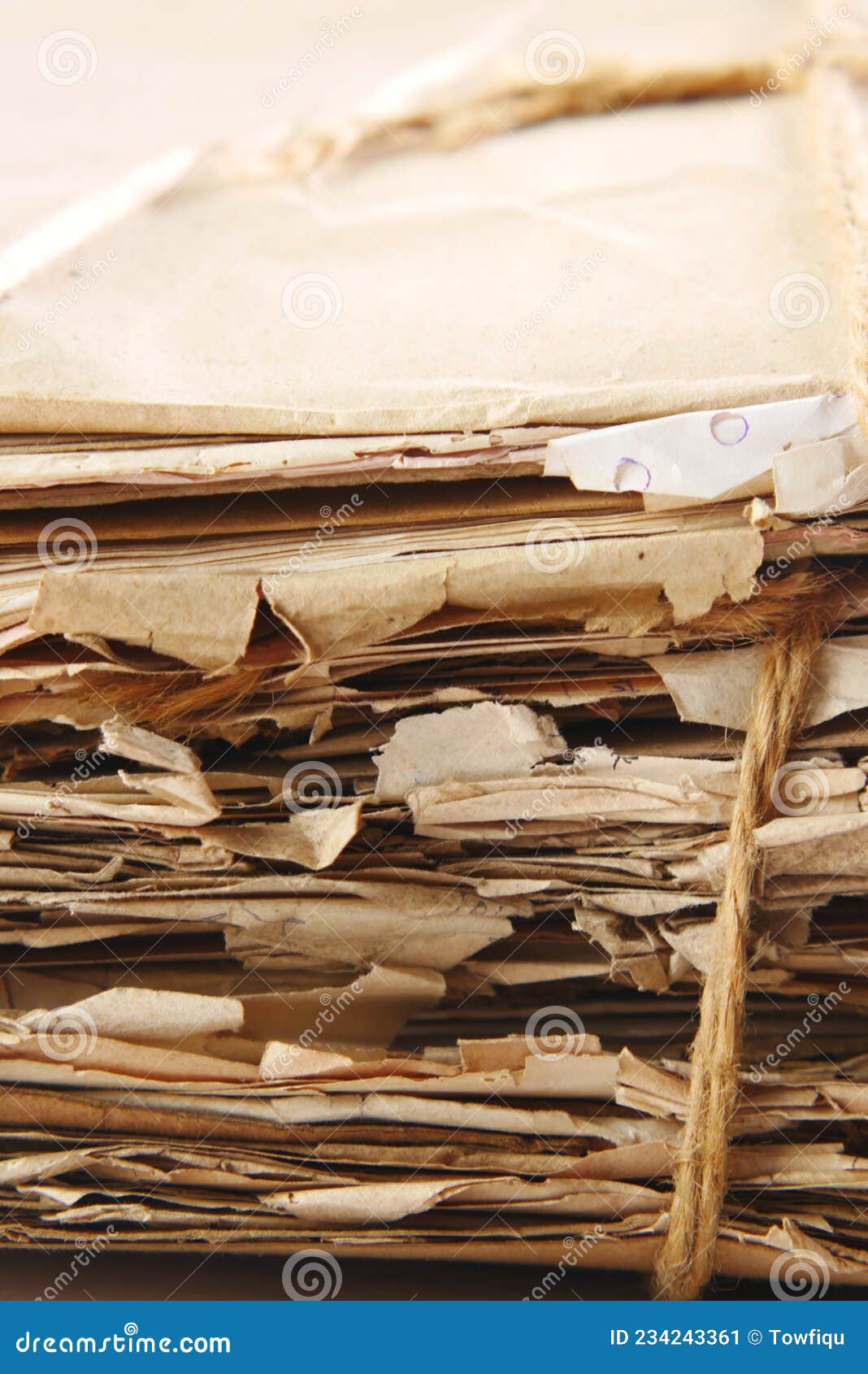 Pilha De Documentos Antigos Sobre a Mesa Imagem de Stock - Imagem de ...