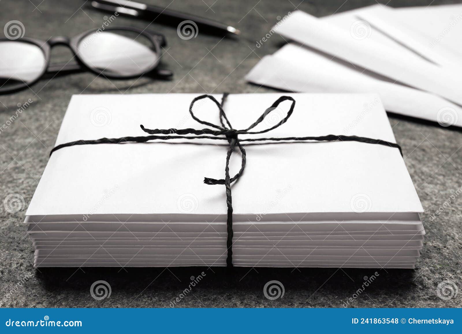 Pilha De Letras Amarrada Com Corda Na Mesa Cinza Fechada Foto de Stock ...