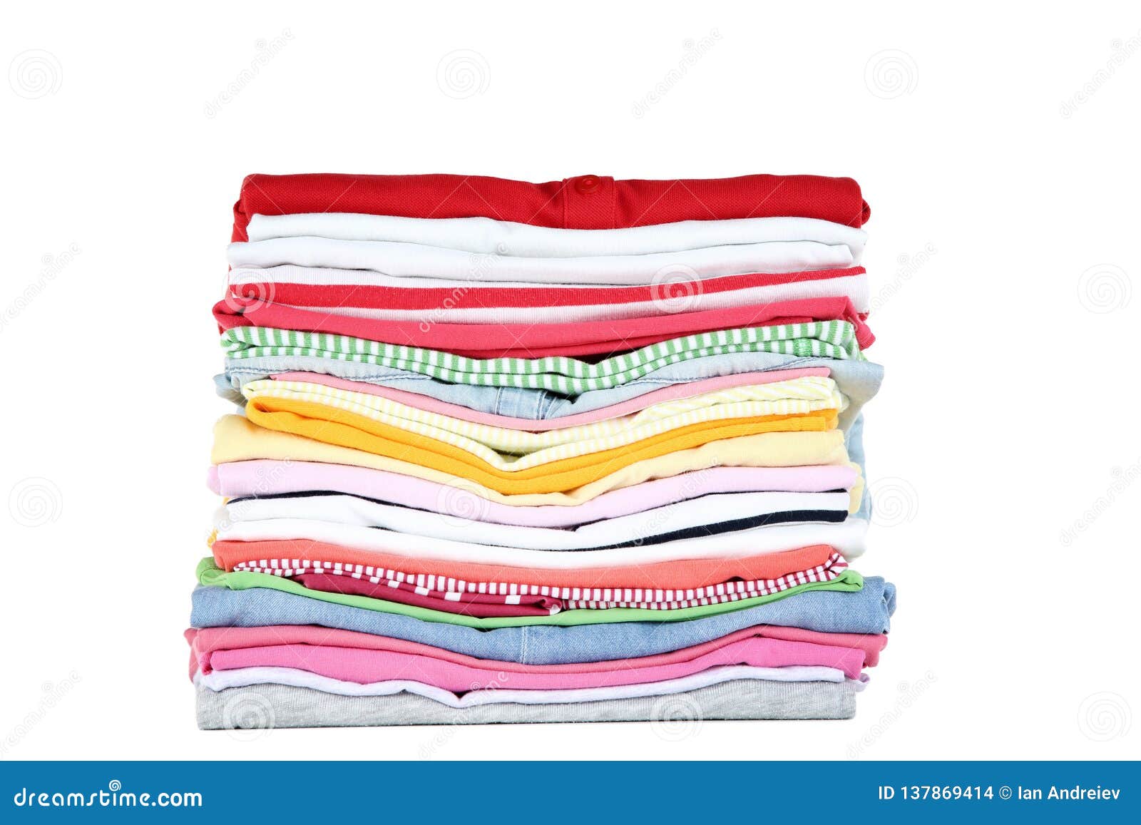 Pilha de roupa dobrada foto de stock. Imagem de vermelho - 137869414