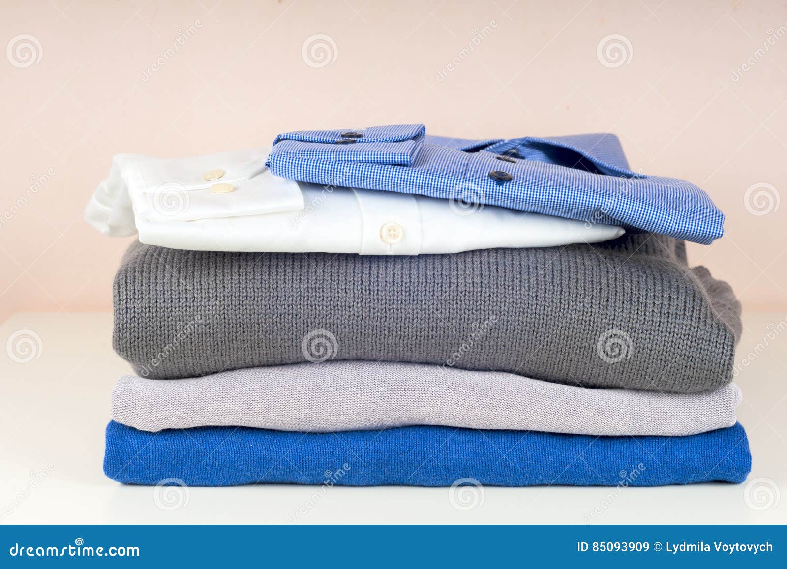 Pilha De Roupa Isolada No Branco Imagem de Stock - Imagem de passagem ...