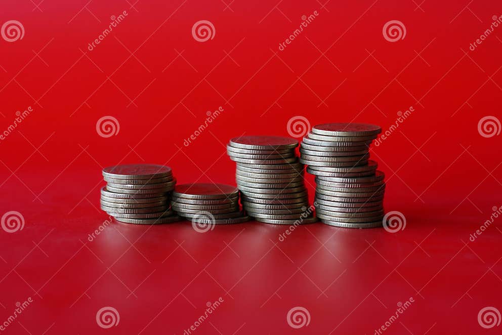 Pilhas De Moedas Sobre O Conceito De Fundo Vermelho Poupando Dinheiro ... Pilhas De Moedas Sobre O Conceito De Fundo Vermelho Poupando Dinheiro ...