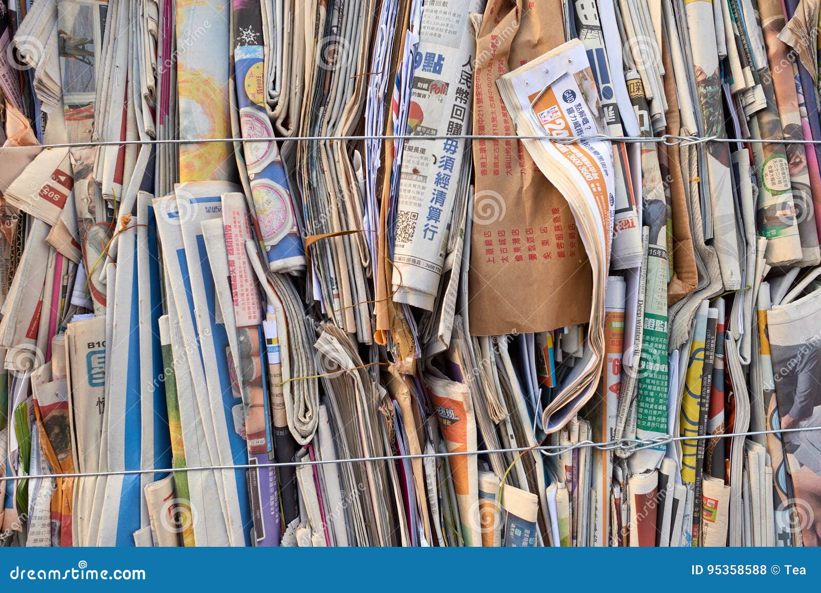 Pilhas De Papel Para Reciclar Foto de Stock Editorial - Imagem de ...