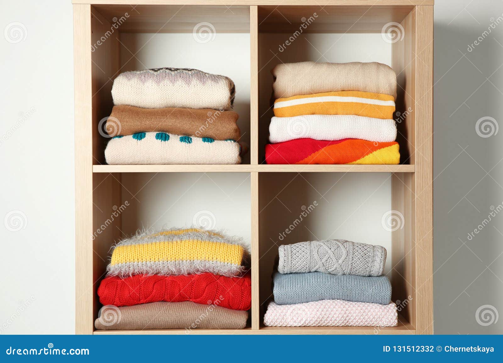 Pilhas De Roupa Dobrada Do Inverno Em Prateleiras Foto de Stock ...