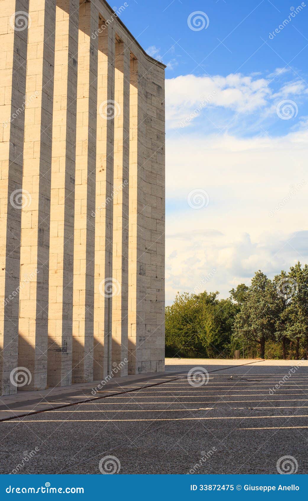 Piliers image stock. Image du sunlight, piliers, journée - 33872475