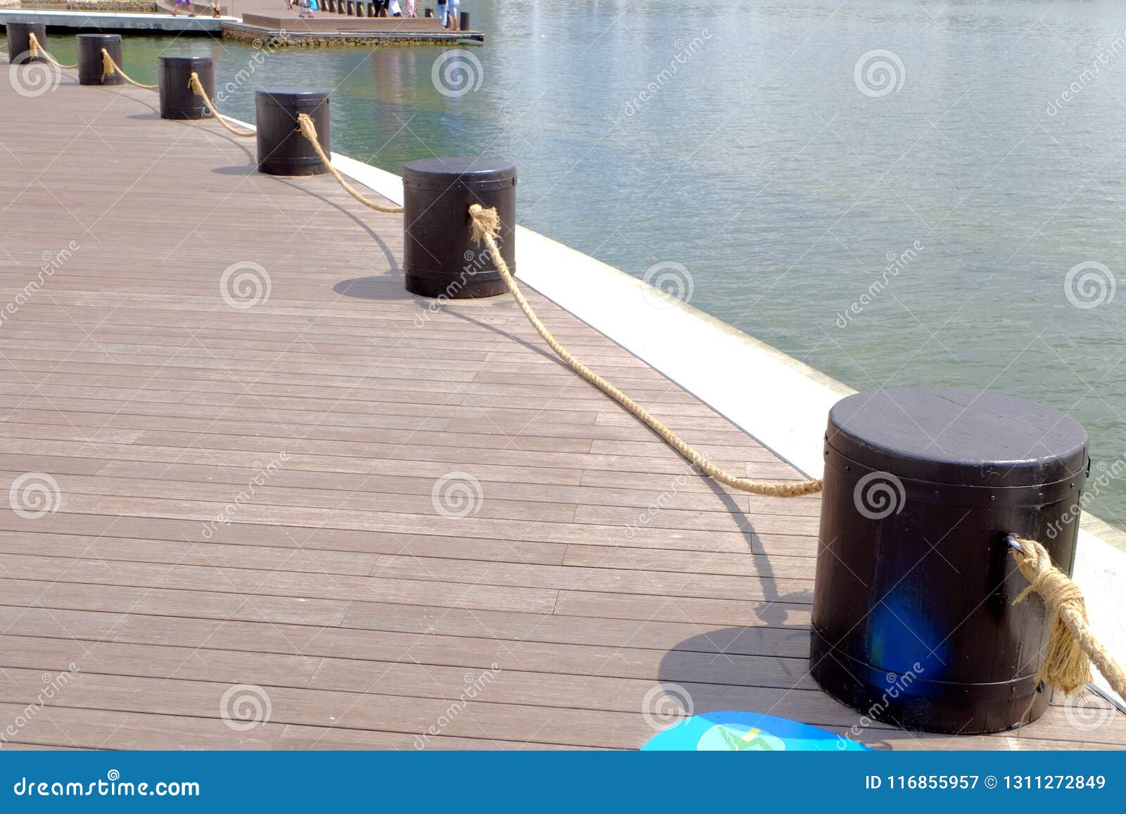 Piliers de rambarde image stock. Image du rambarde, réseau - 116855957