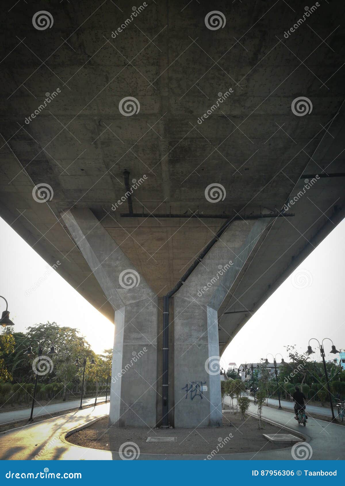 Pillar bridge editorial photo. Image of evening, modern - 87956306