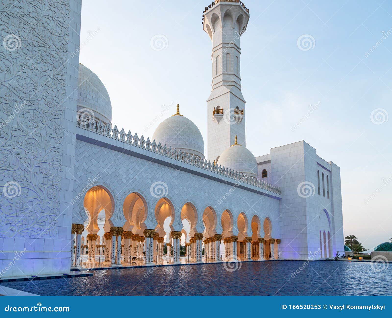 Pillars and Pool, Sheikh Zayed Grand Mosque Stock Image - Image of ...