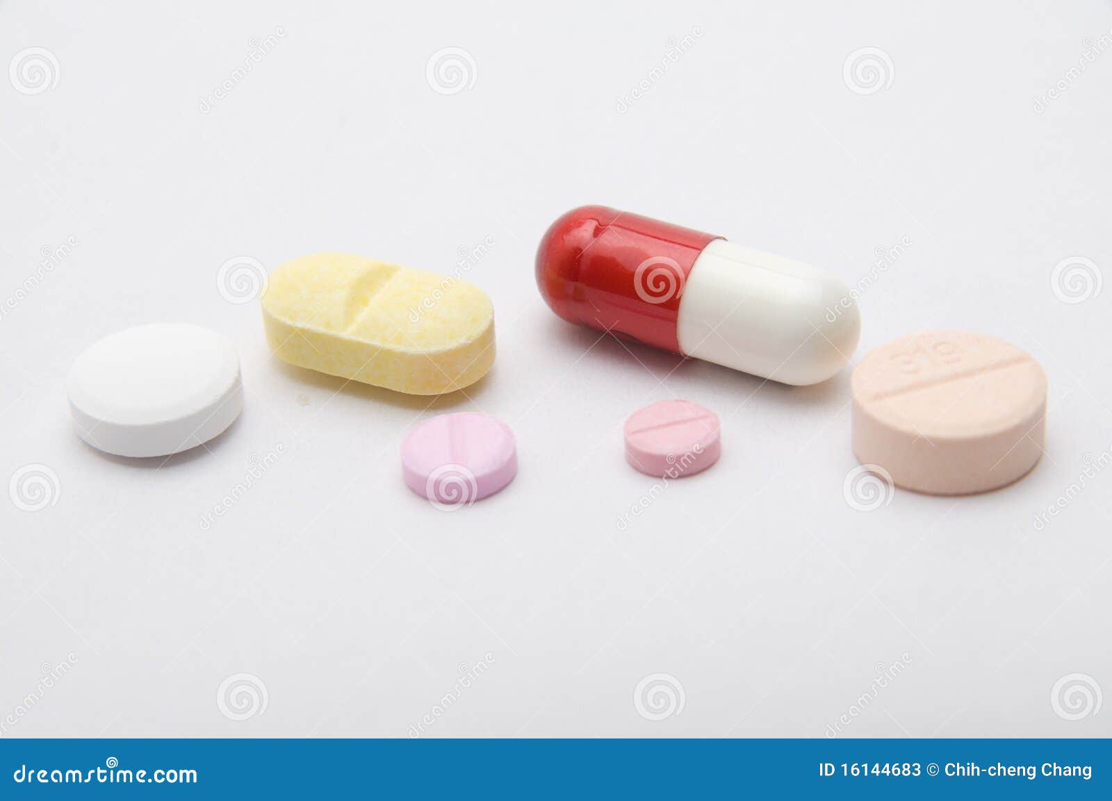 Pillen stock afbeelding. Image of geneeskunde, kleur - 16144683