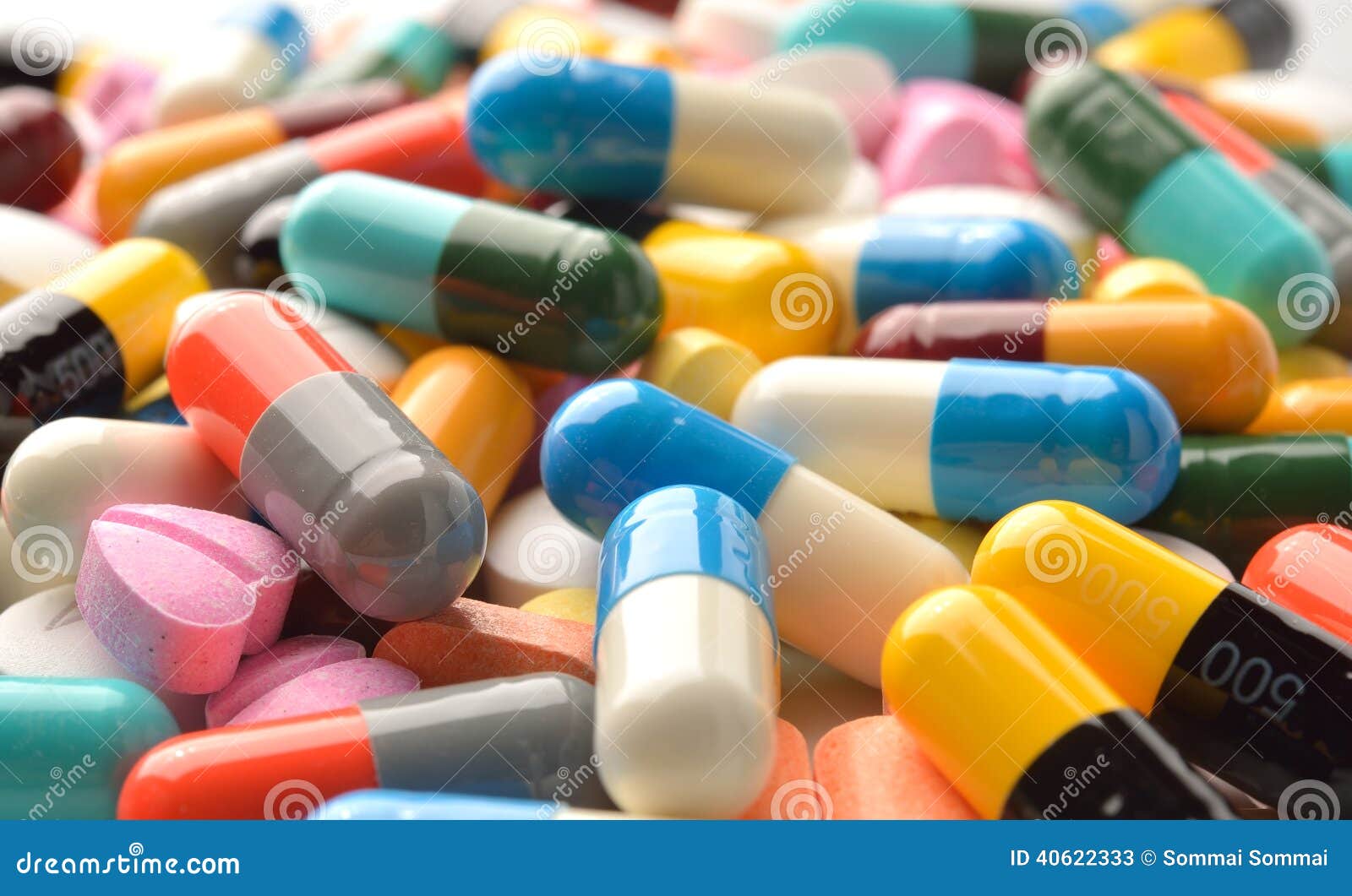 Pillenkapseln Und -tabletten Als Medizin Stockbild - Bild von ...