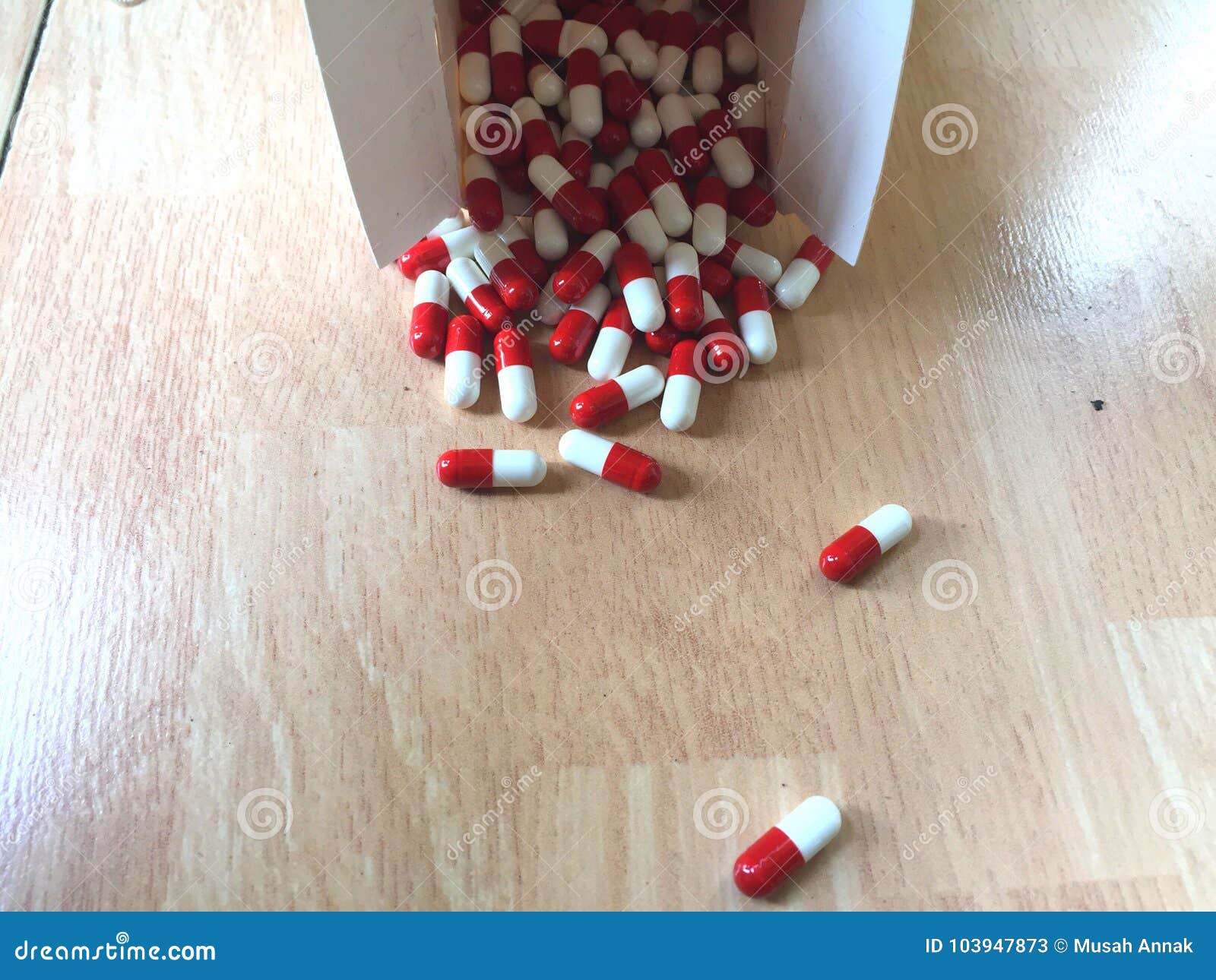 Pillole dalla scatola immagine stock. Immagine di dose - 103947873