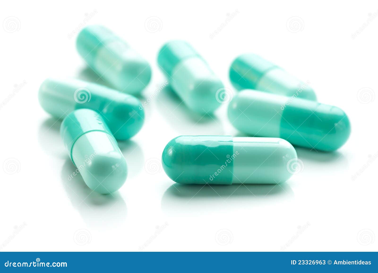 Pillole Della Capsula Isolate Su Bianco Immagine Stock - Immagine di ...