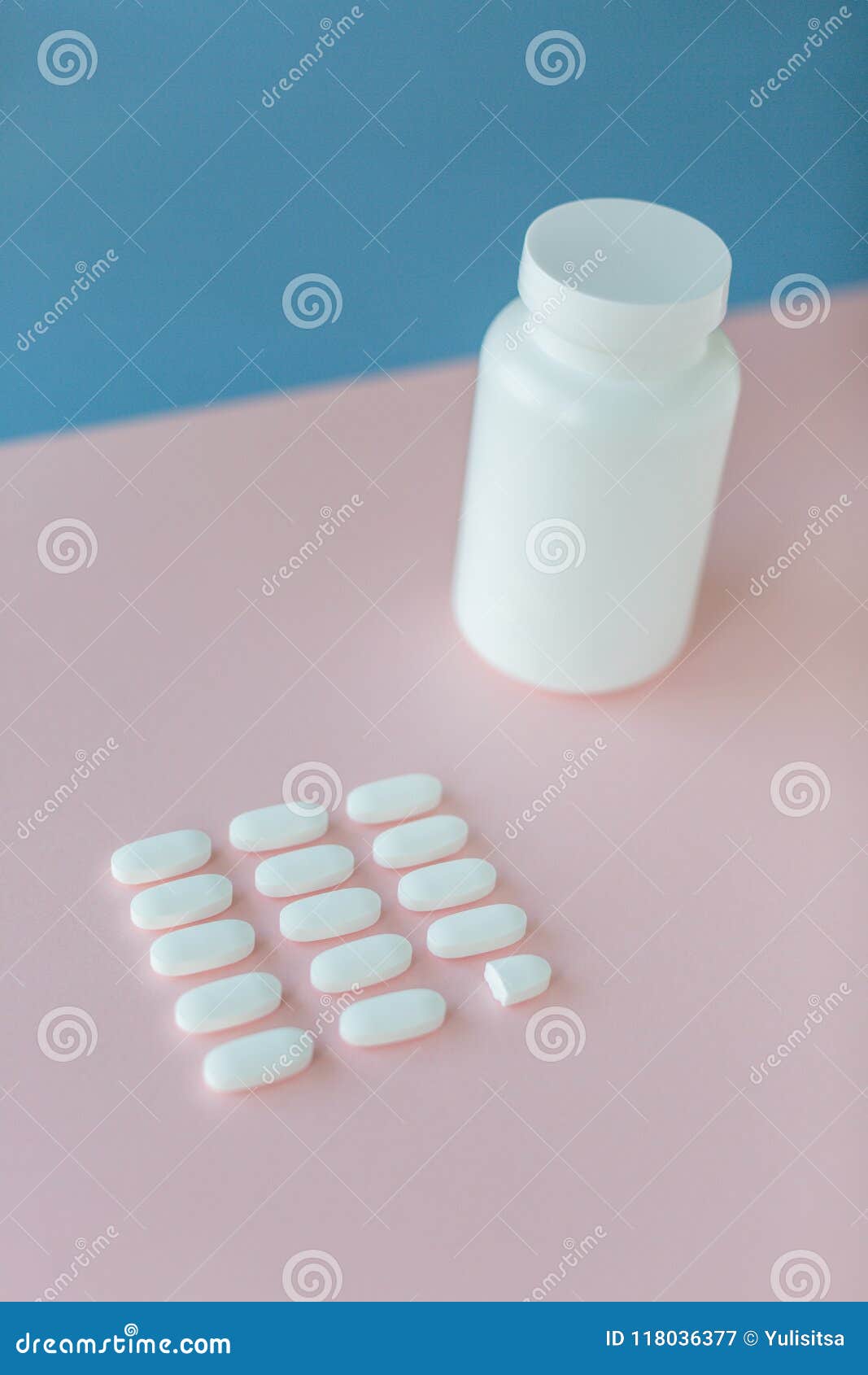 Pillole Della Droga E Della Bottiglia Sui Precedenti Rosa E Blu ...