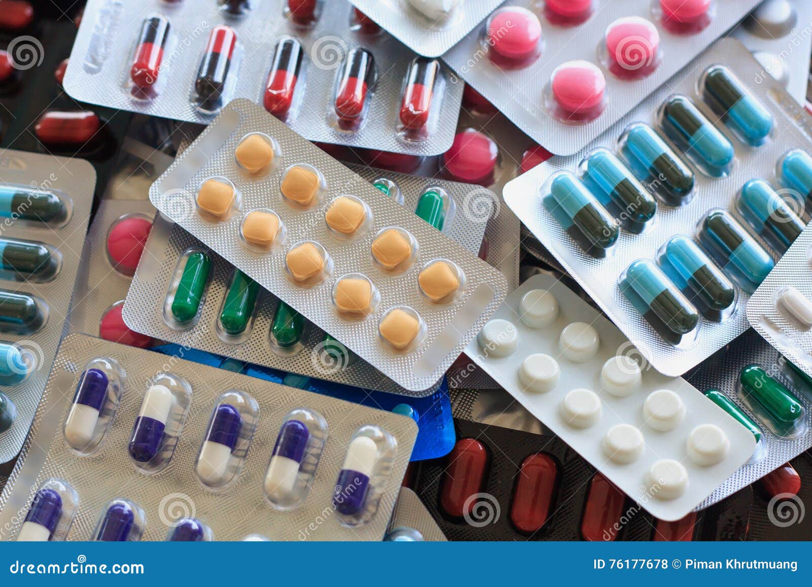 Pillole della medicina fotografia stock. Immagine di medicamento - 76177678