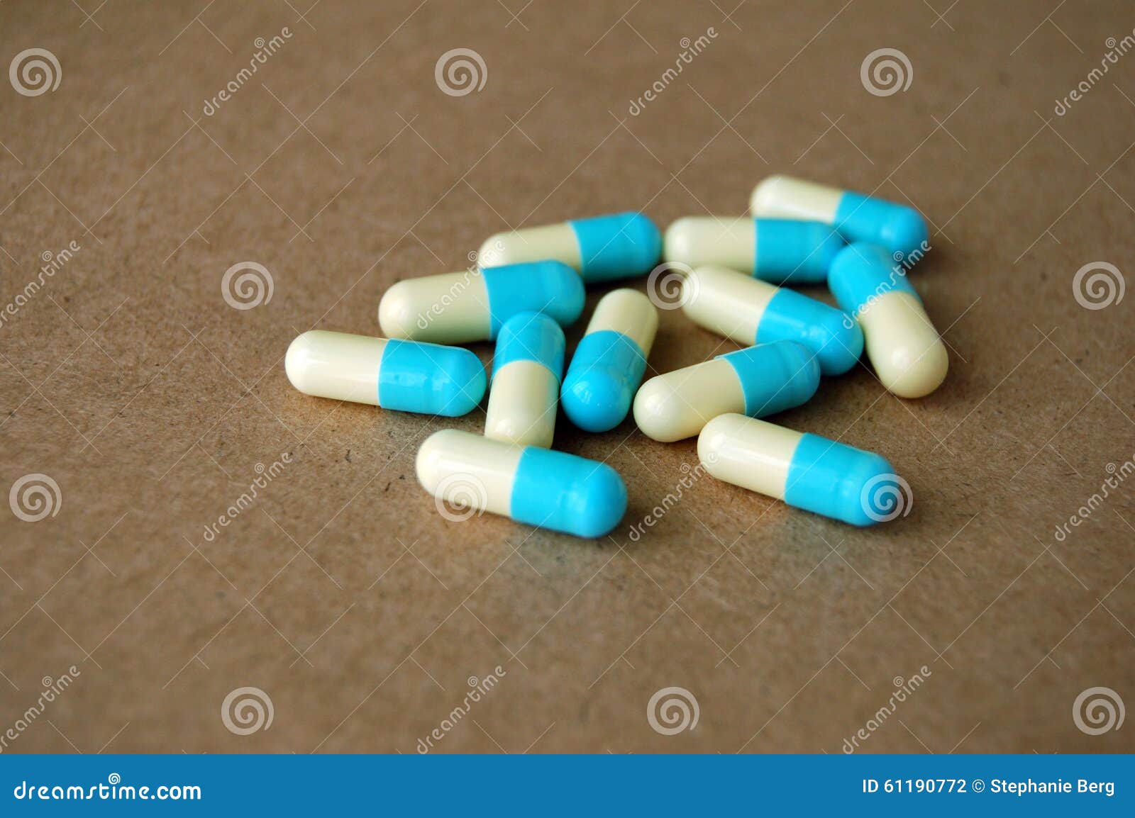 Pillole mediche fotografia stock. Immagine di salute - 61190772