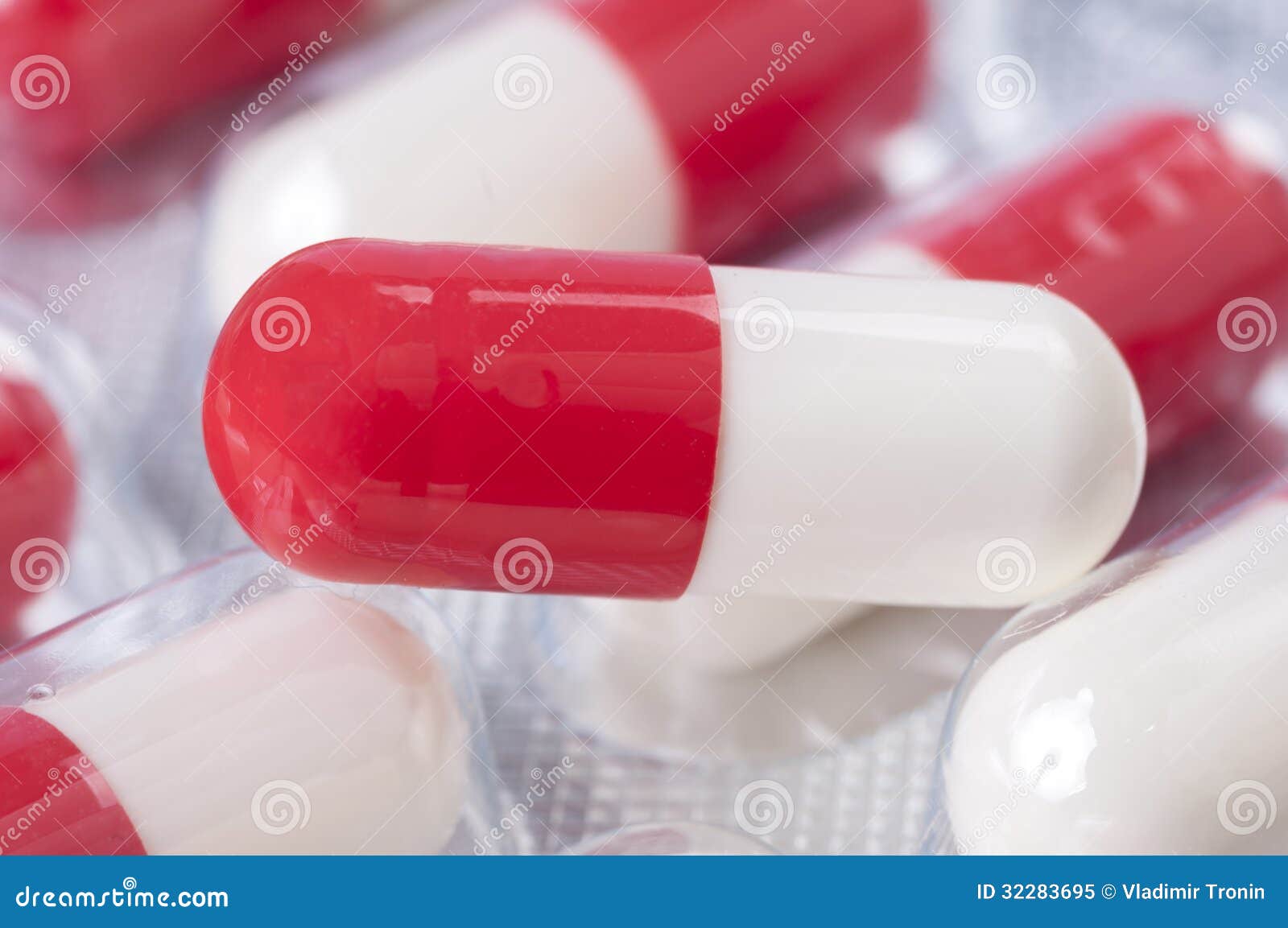 Pillole Rosse E Bianche in Pacchetto Immagine Stock - Immagine di ...