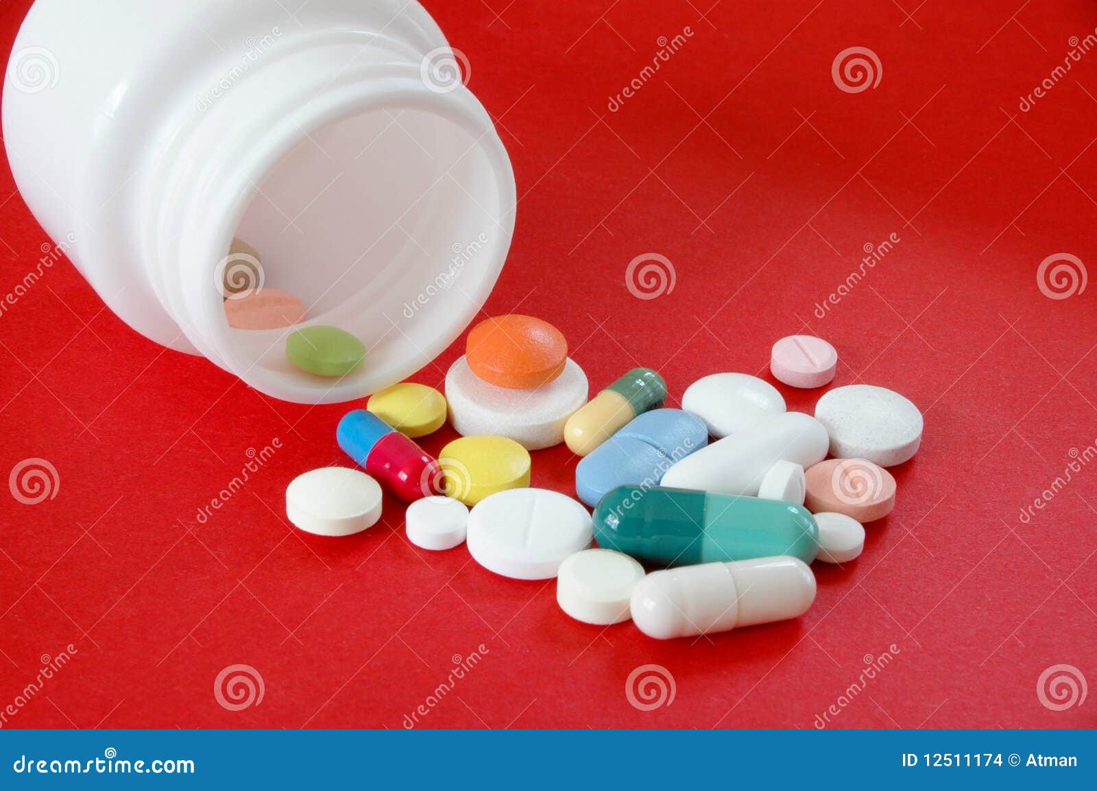 Pillole su colore rosso fotografia stock. Immagine di macro - 12511174
