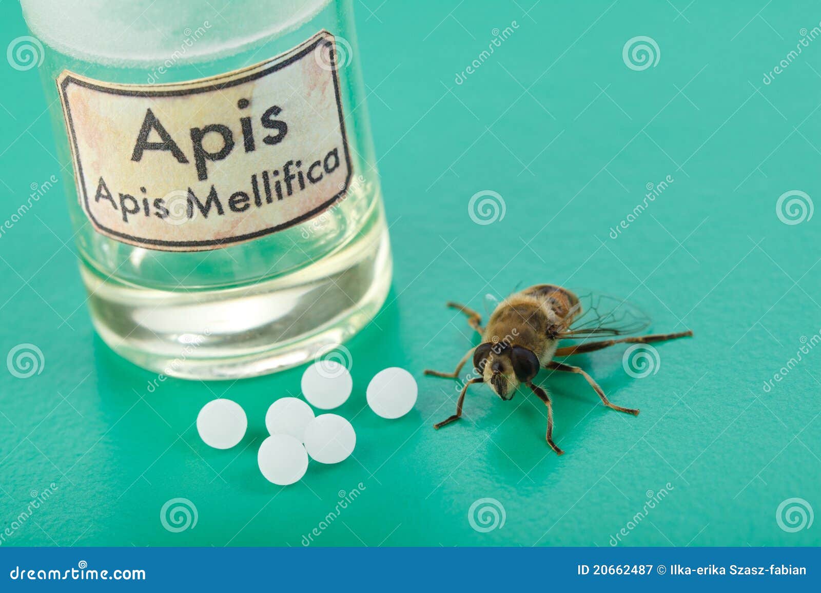 Pillole, Veleno Ed Ape Omeopatici Di Mellifica Di Api Immagine Stock ...