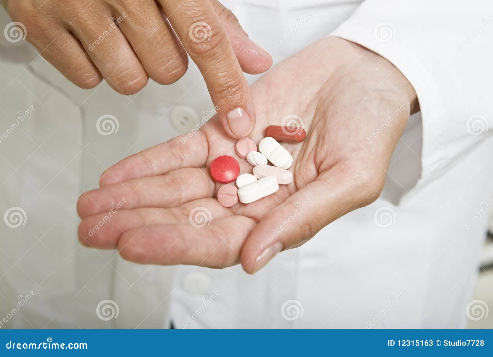 Pillules De Fixation De Docteur Image stock - Image du gens, industrie ...