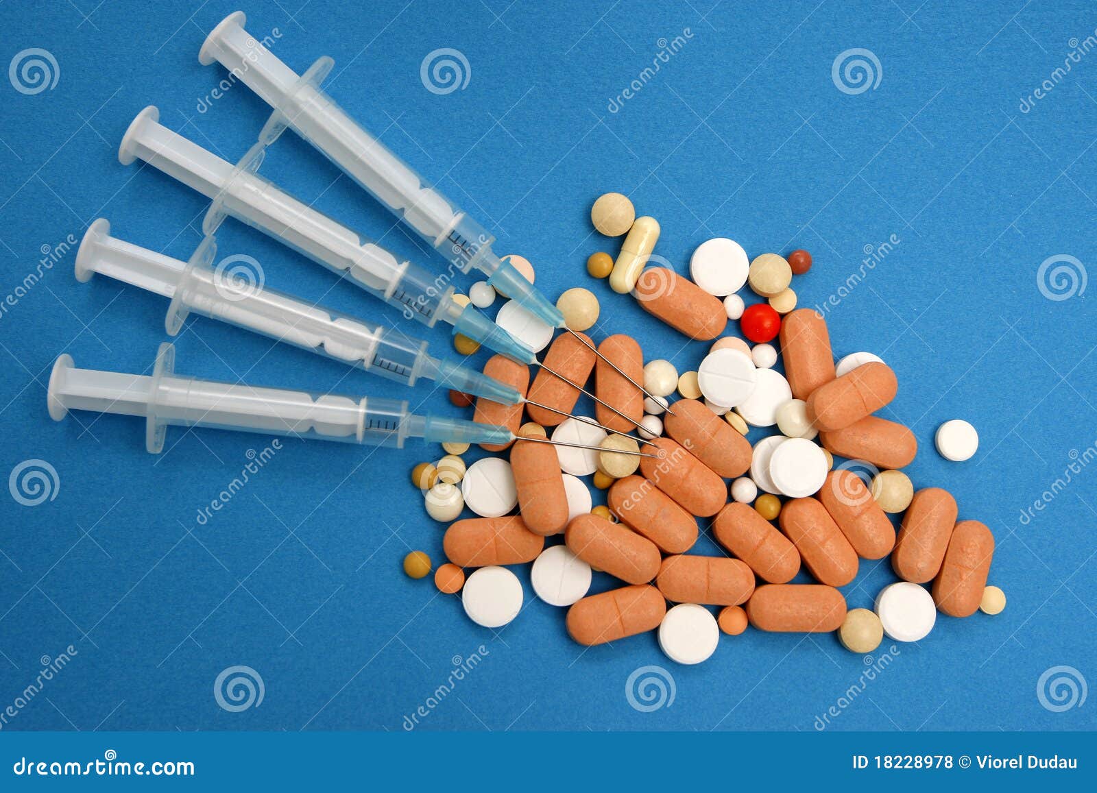 Pillules et seringues photo stock. Image du bleu, sain - 18228978