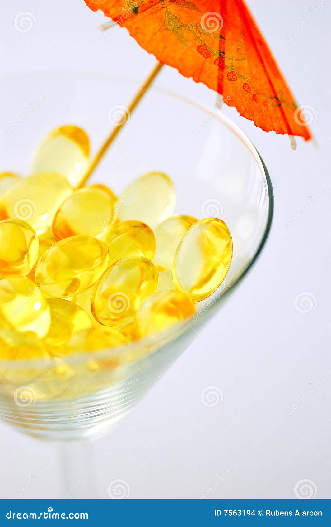 Pillules Omega-3 Comme Boisson Tropicale Photo stock - Image du mélange ...