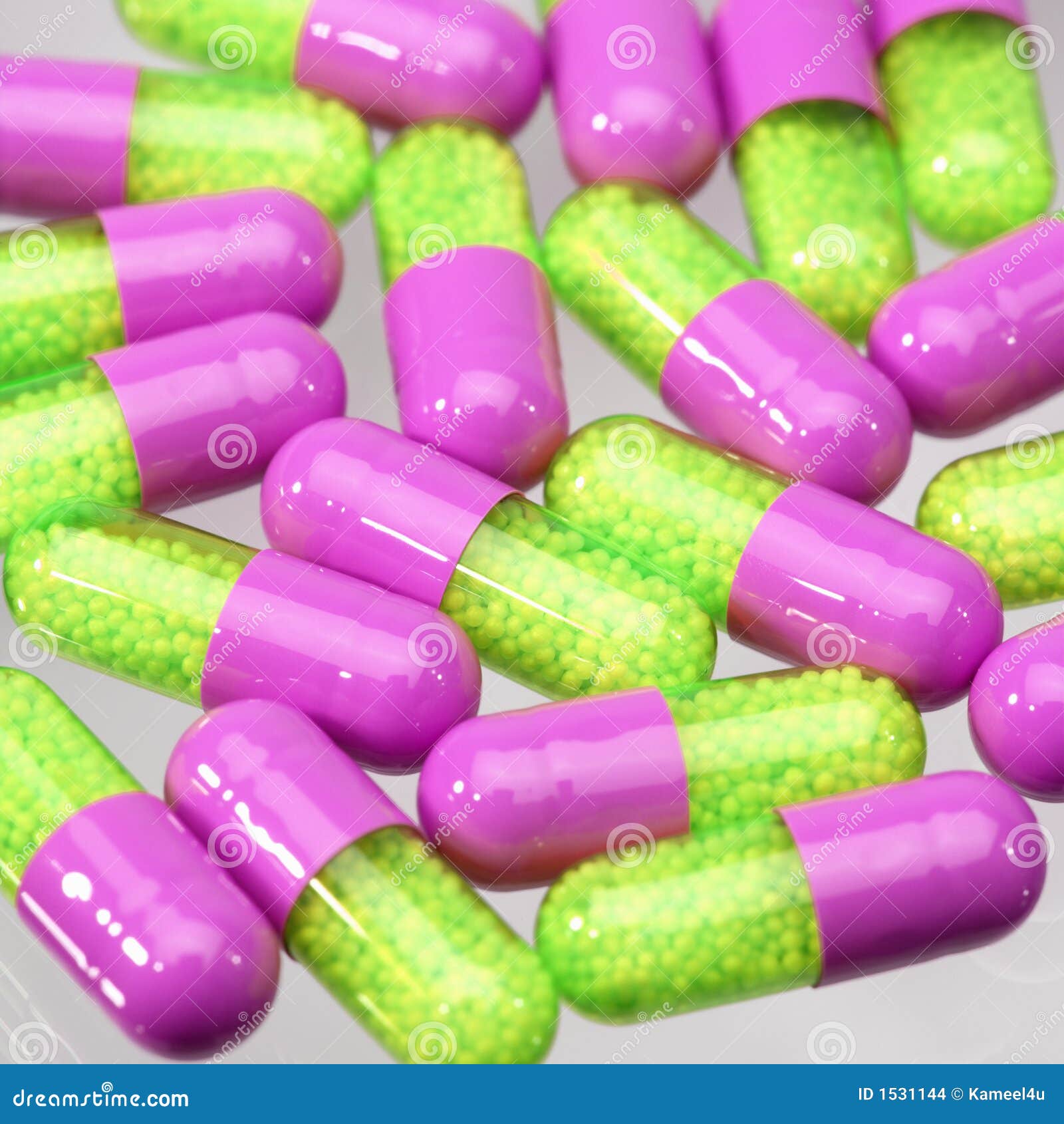 Pillules roses et vertes photo stock. Image du antibiotique - 1531144