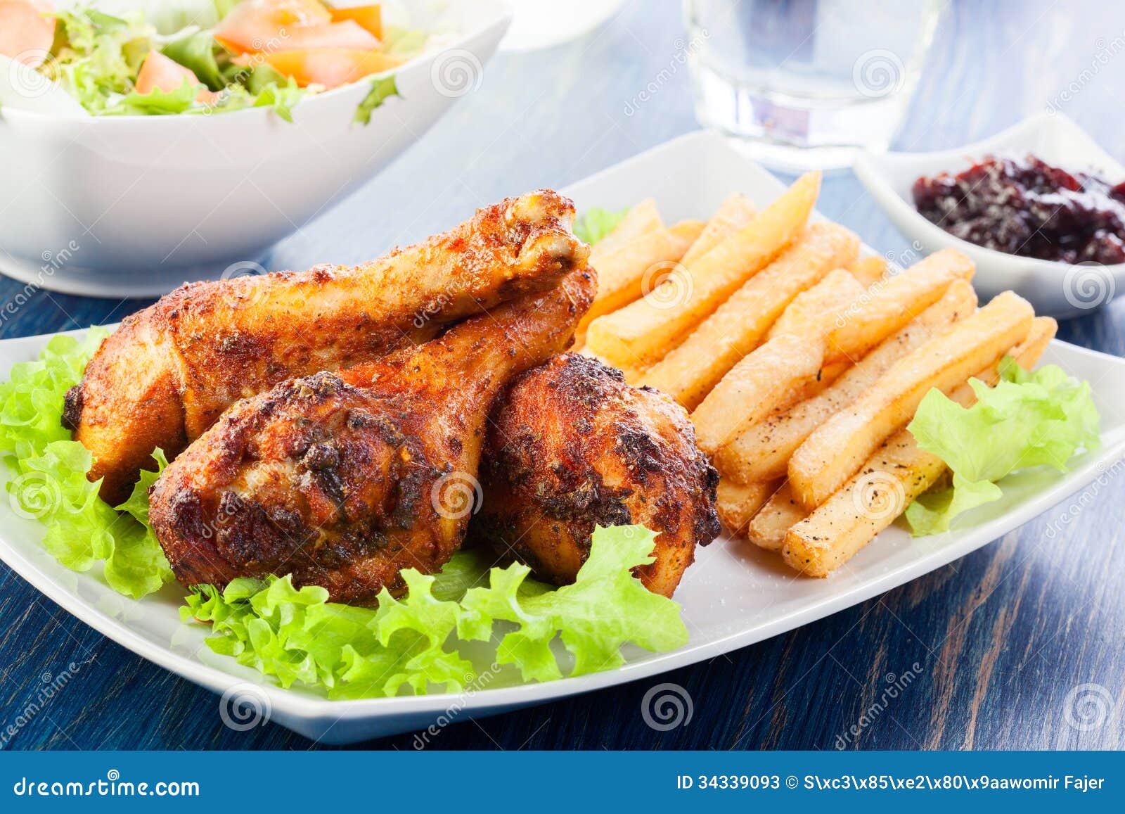 Pilon De Poulet Avec Des Pommes Frites Image stock - Image du cuit ...