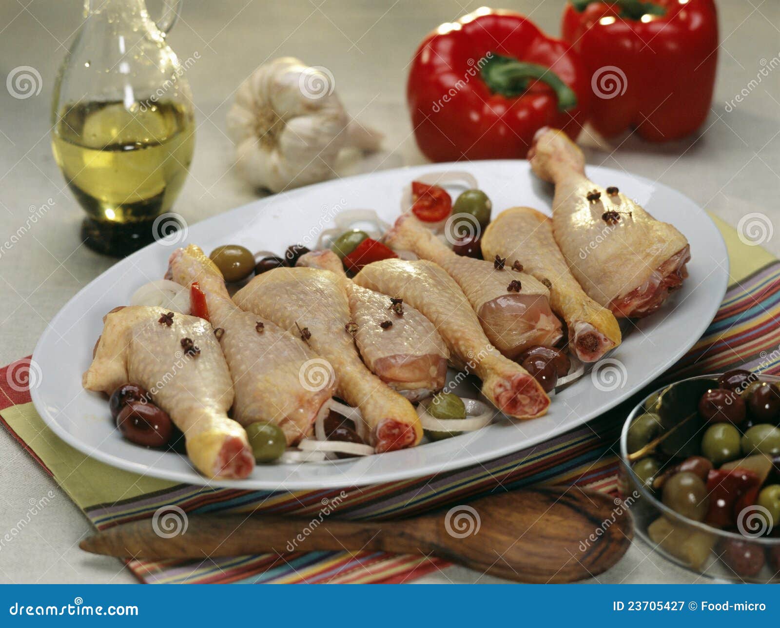 Pilon de poulet cru image stock. Image du volaille, préparé - 23705427