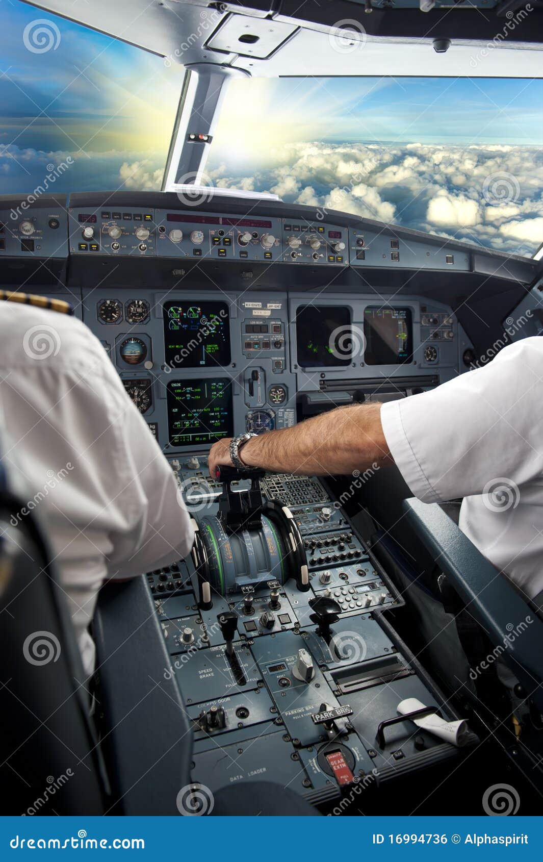 Pilot auf Flugzeug stockfoto. Bild von flug, pilot, luft - 16994736