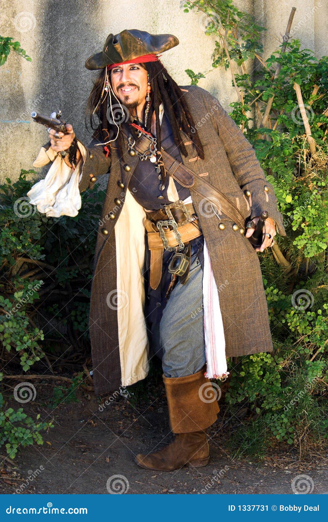 Pilote de pirate image stock. Image du compas, dirigez - 1337731
