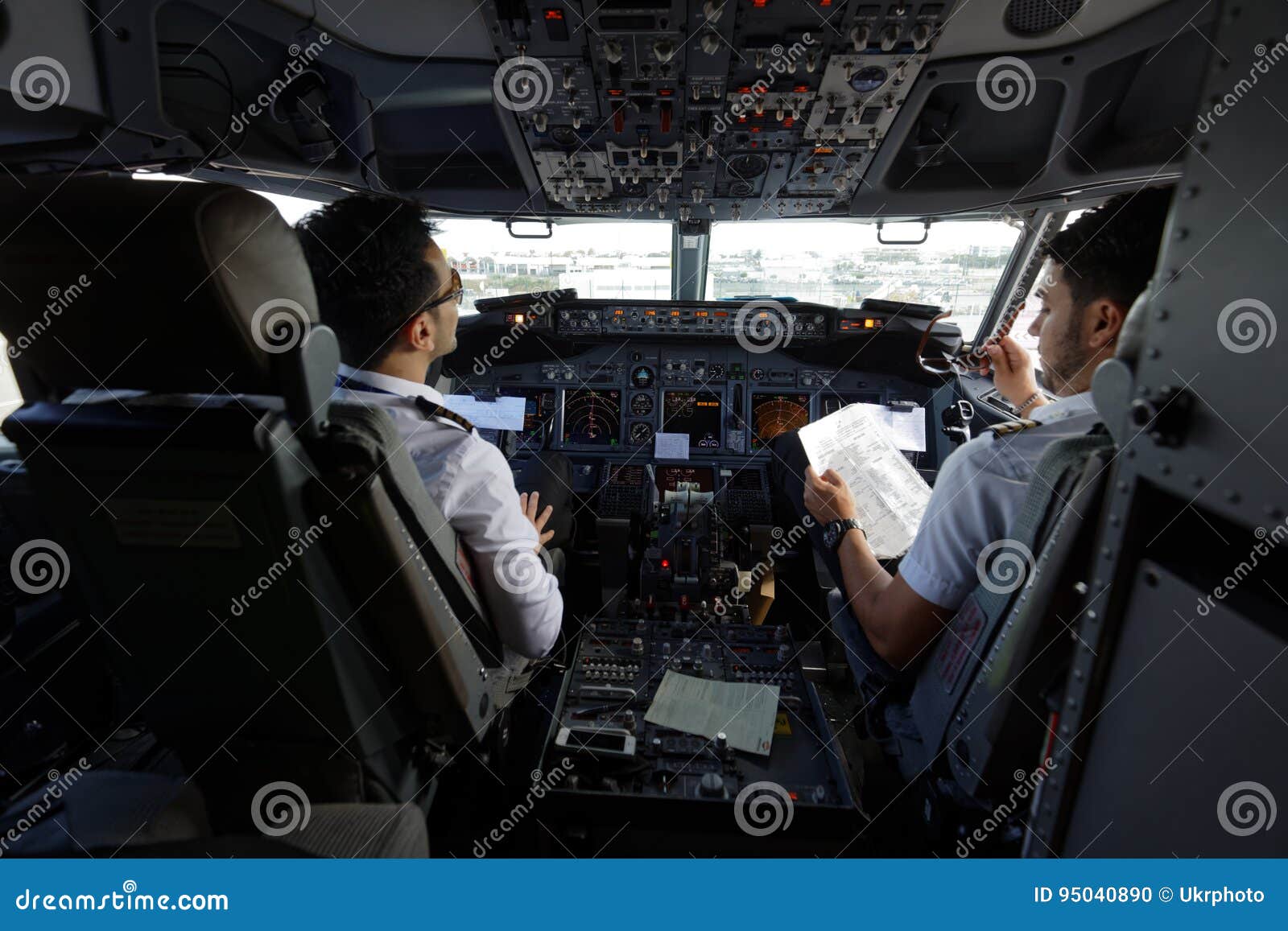 Piloten Im Cockpit Von Passagierflugzeugen Redaktionelles Bild - Bild ...