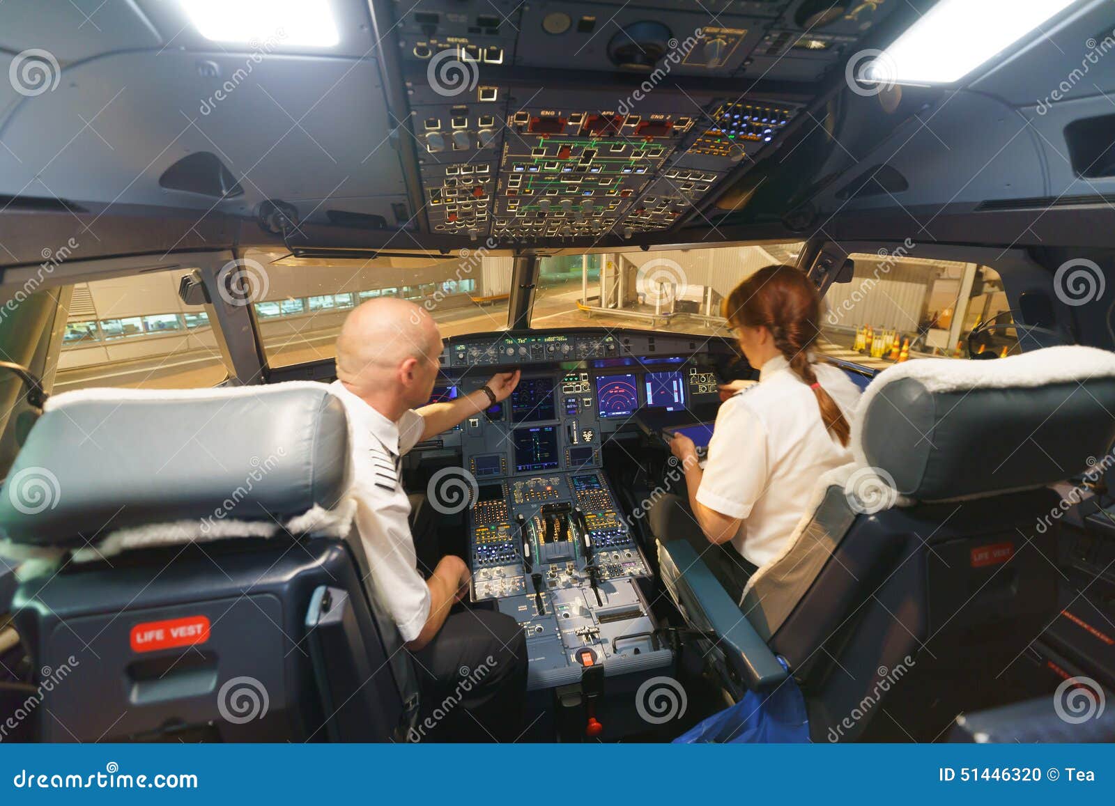 Piloten im Flugzeugcockpit redaktionelles bild. Bild von leute - 51446320
