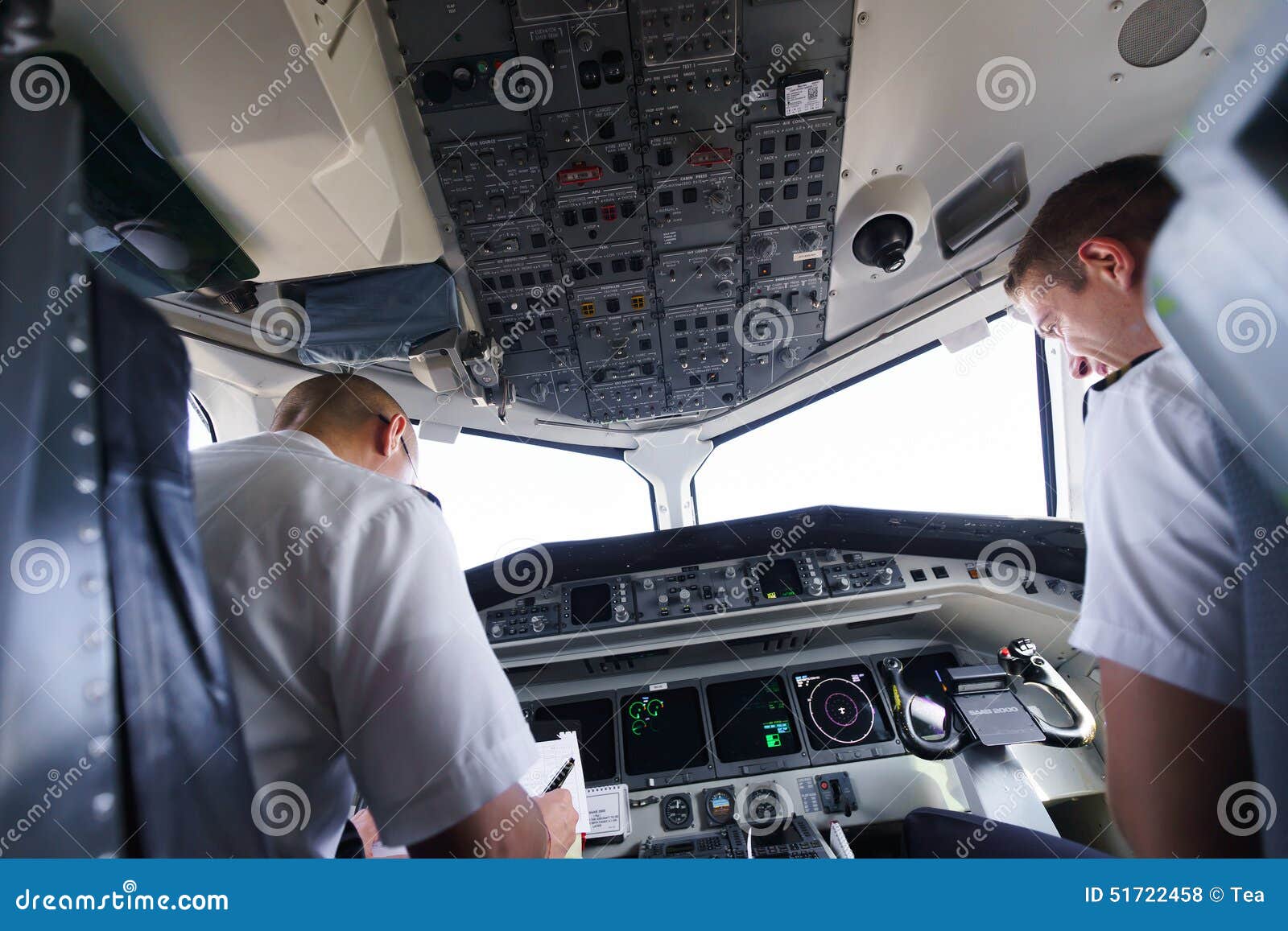 Piloten im Flugzeugcockpit redaktionelles stockfoto. Bild von luftfahrt ...