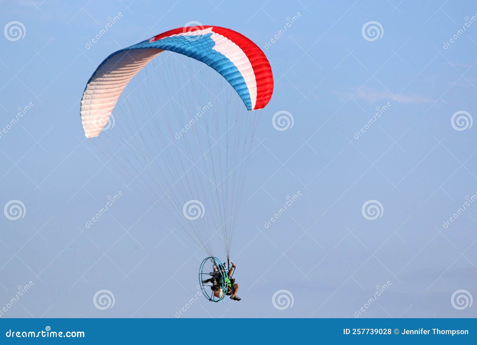 Piloto Paramotor Volando En Un Cielo Azul Foto de archivo - Imagen de ...