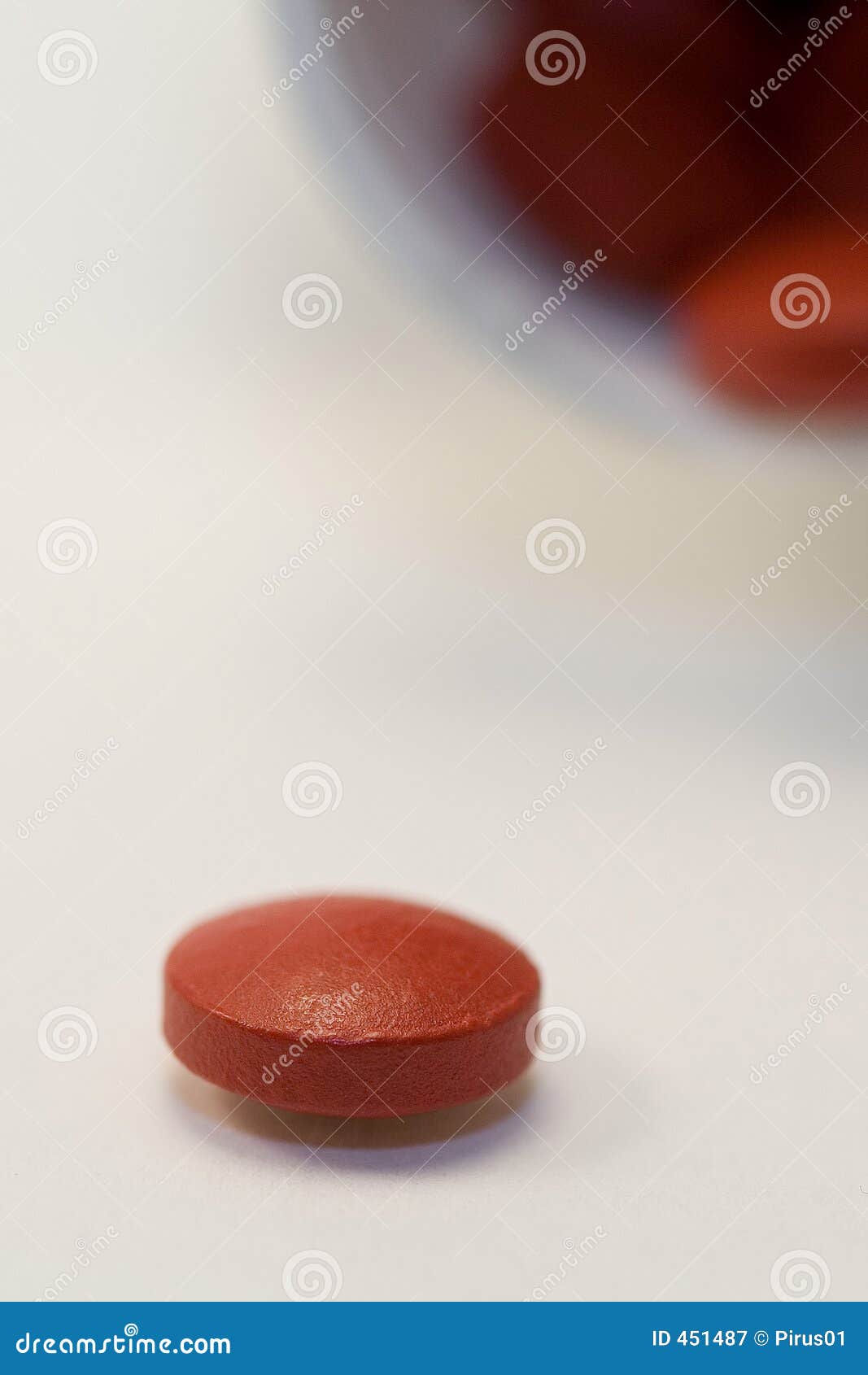 Pilule rouge simple image stock. Image du médecine, tablette - 451487