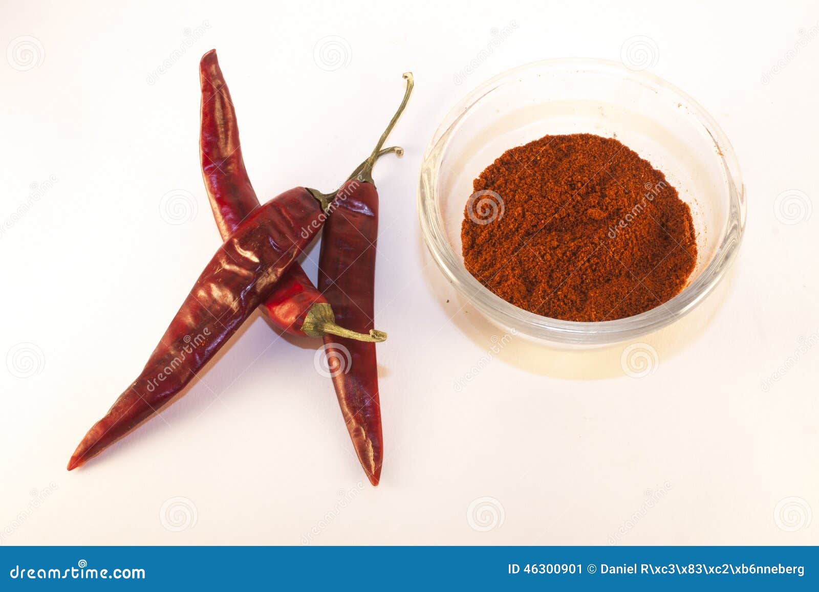 Piment Et Poudre De Piment Rouges Image stock - Image du farine, pile ...