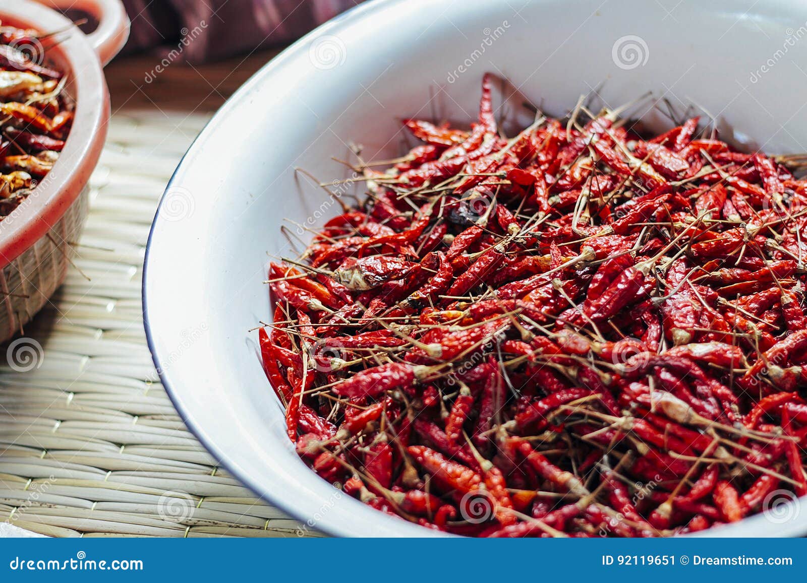Piment sec en bassin image stock. Image du asie, poivre - 92119651