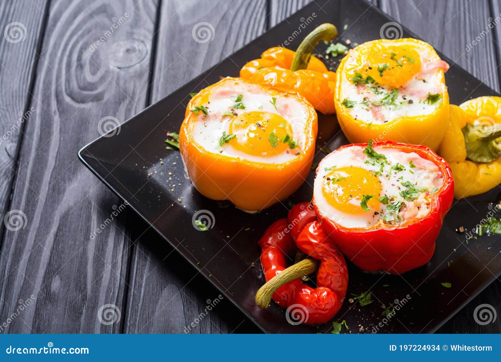 Pimenta Cozida Recheada Com Bacon E Ovos Foto de Stock - Imagem de ...