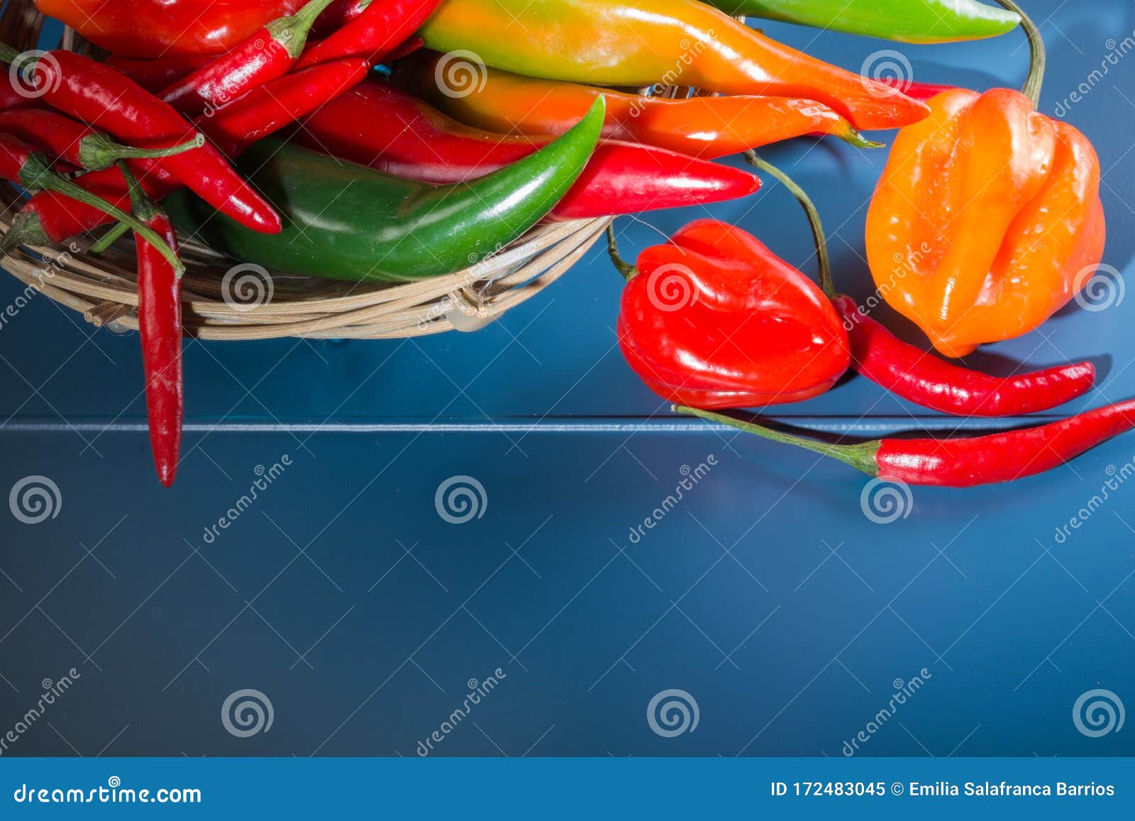 Pimenta Pimenta De Diferentes Tipos E Cores Com Copyspace E Fundo Azul ...