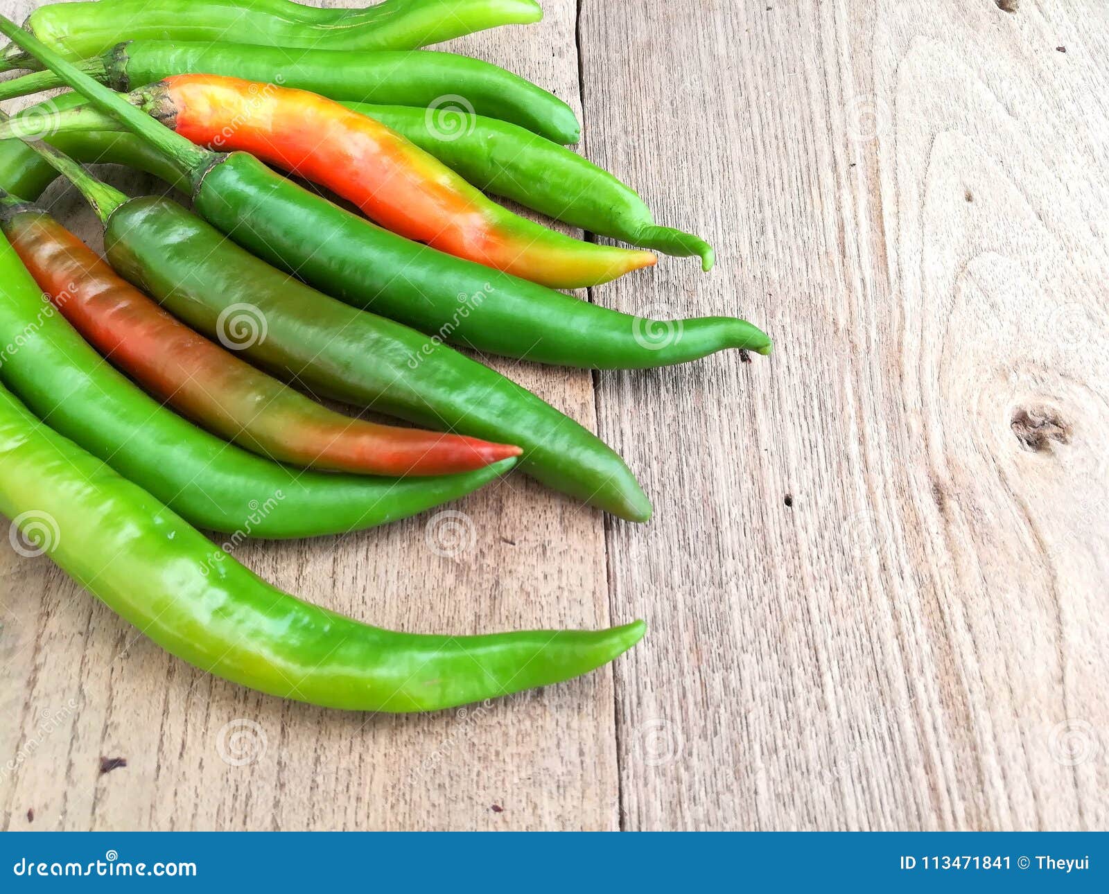 Pimenta em de madeira imagem de stock. Imagem de resfriamento - 113471841