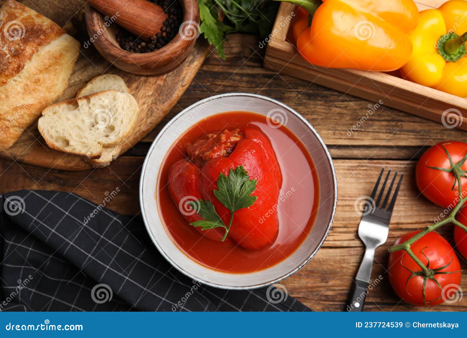 Pimenta Recheada Deliciosa Servida Sobre Mesa De Madeira Imagem de ...