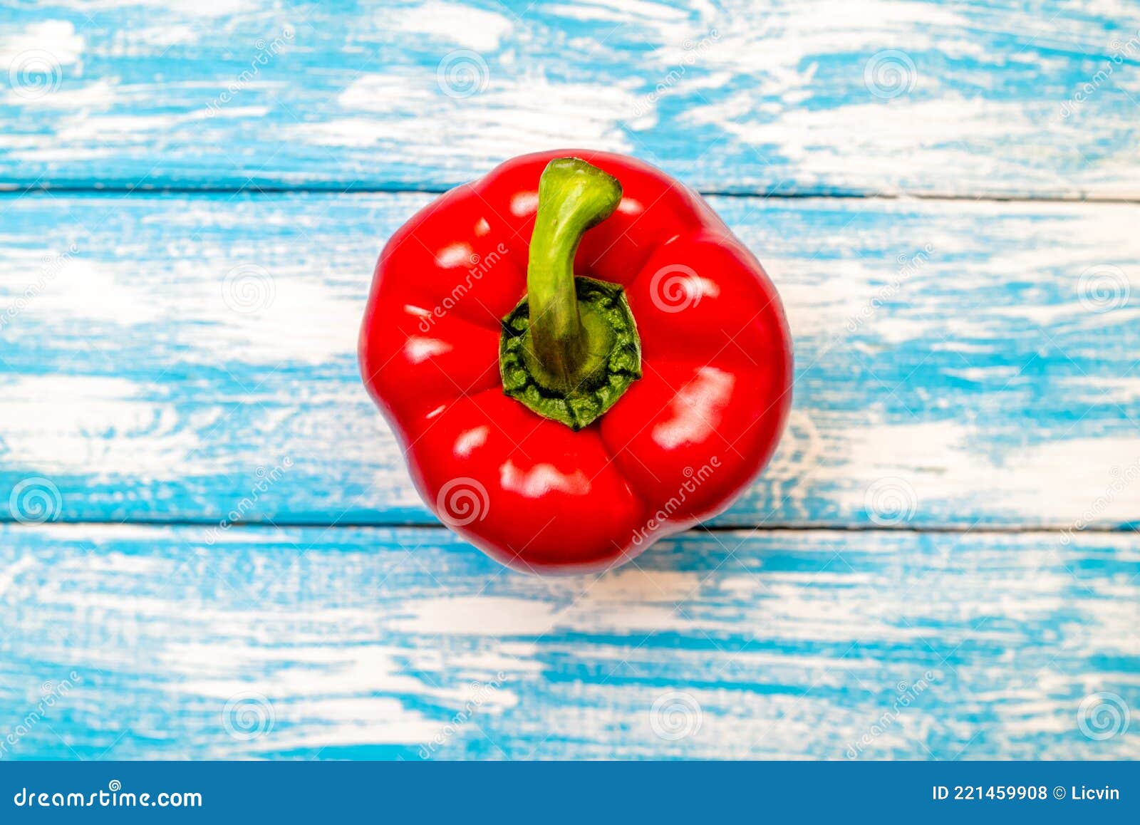 Pimenta Sobre Fundo Azul De Madeira Foto de Stock - Imagem de branco ...