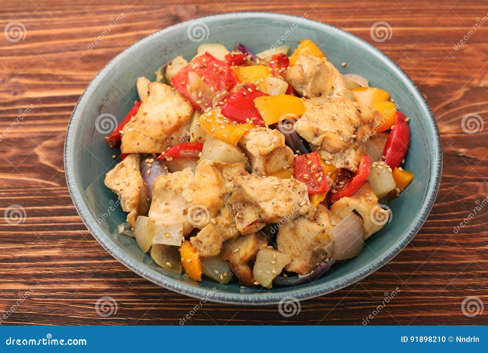 Pimentas E Cebolas Assadas Peito De Frango Da Pera Foto de Stock ...