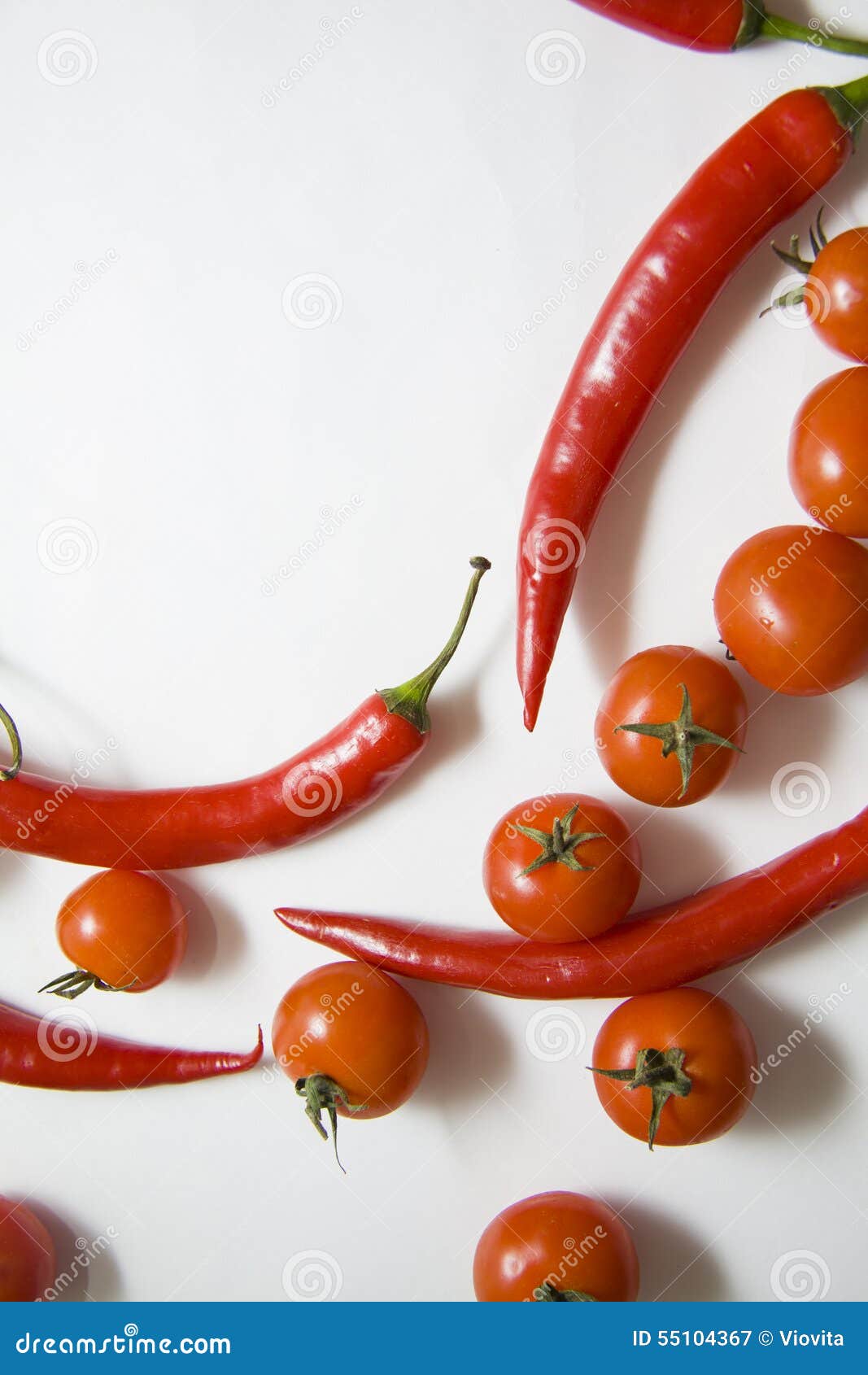 Piments avec des tomates image stock. Image du haricots - 55104367