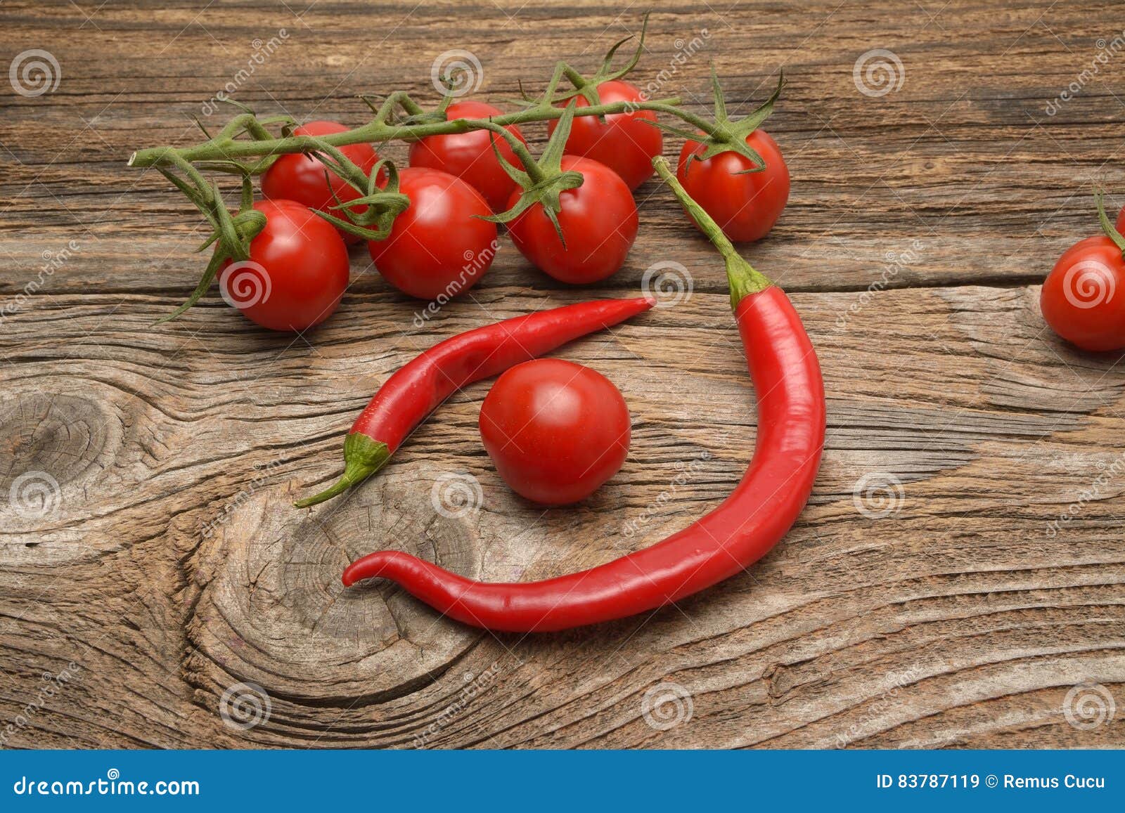 Piments et tomate image stock. Image du wooden, nutrition - 83787119